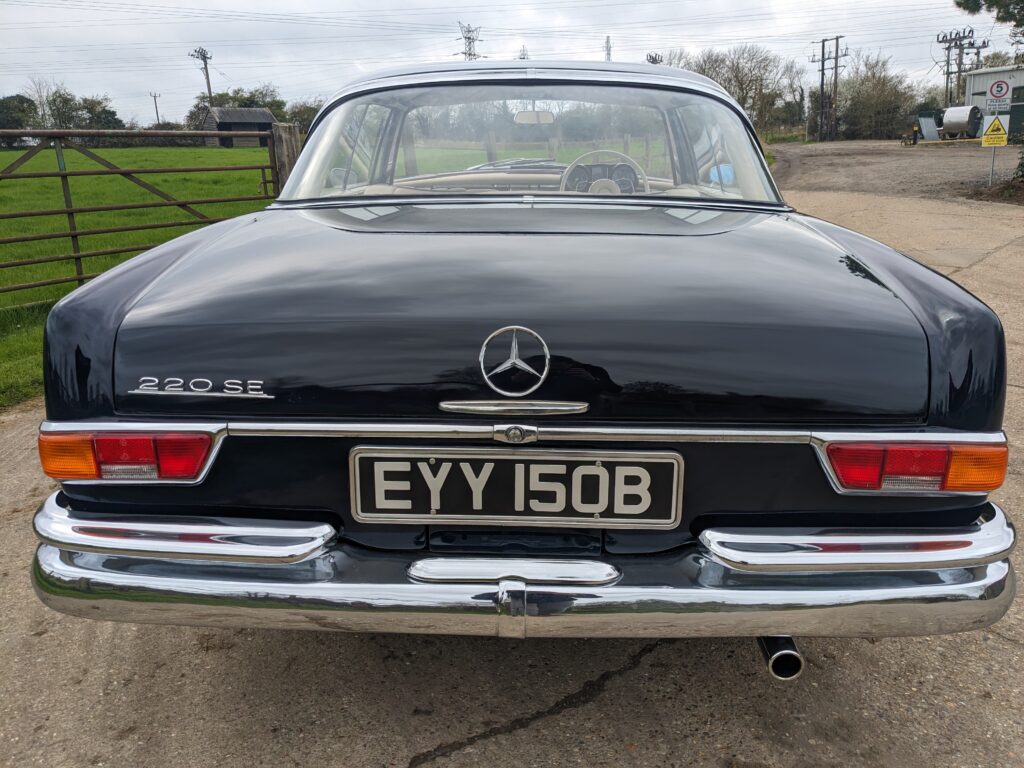 Mercedes-Benz 220 - Derrick Wells