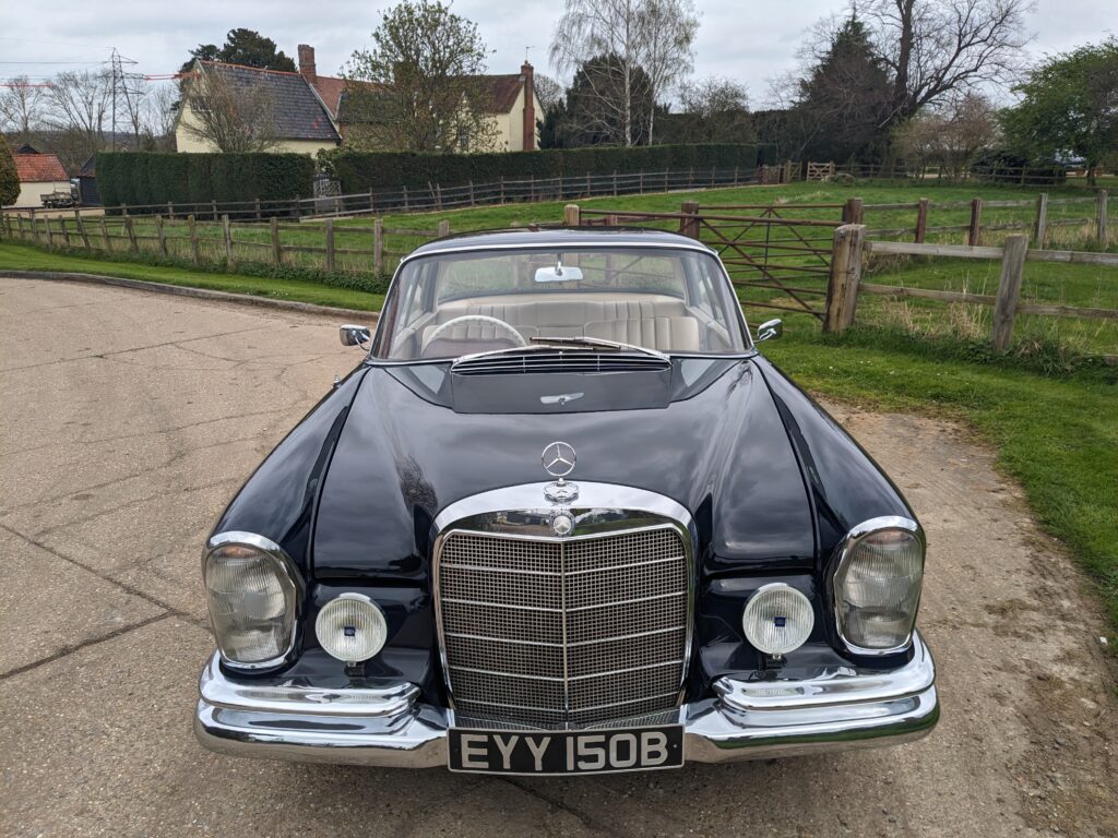 Mercedes-Benz 220 - Derrick Wells